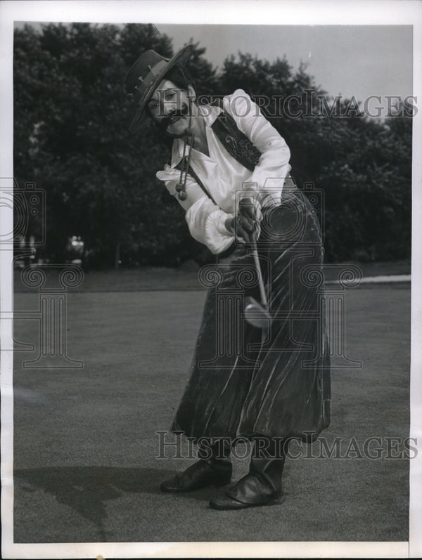 1946 Press Photo Mrs H K Marks follows through a long putt at North Hi ...