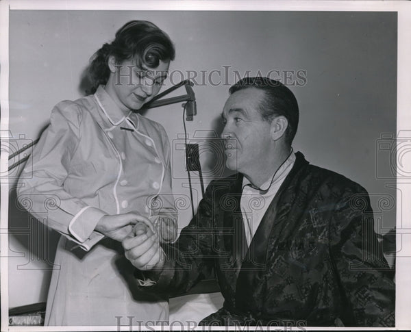 1955 Press Photo Chicago Frank Leary ex Notre Dame coach & nurse Carol ...