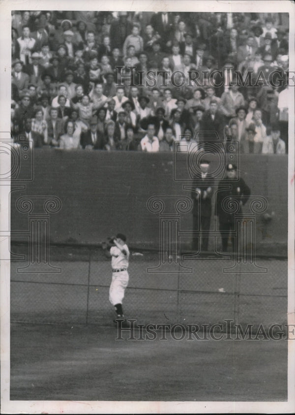 1952 Press Photo Baseballs Fridley catches a line drive in 5th inning ...