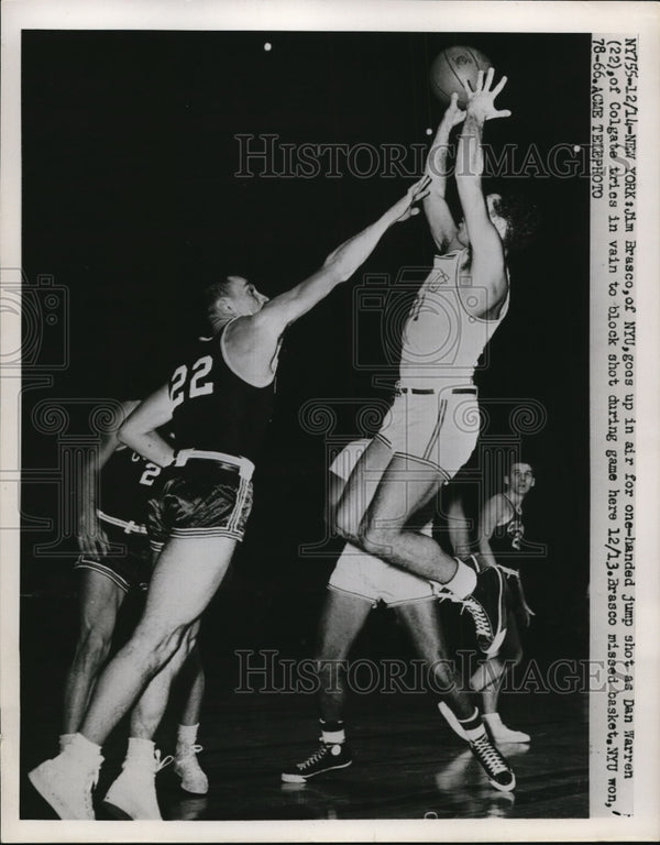 1951 Press Photo NYU's Jim Brasco vs Colgate's Dan Warren at NYC baske ...