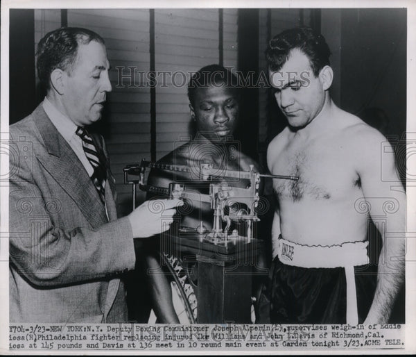 1951 Press Photo Deput Boxing Comm J Alperin weighs Ed Weiss, J Davis ...