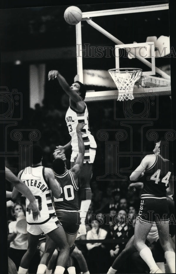 1982 Press Photo DePaul's Walter Downing vs South Carolina Harold Mart ...