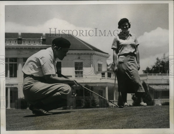 1938 Press Photo Patty Berg lines up putt during Western Open qualifyi ...