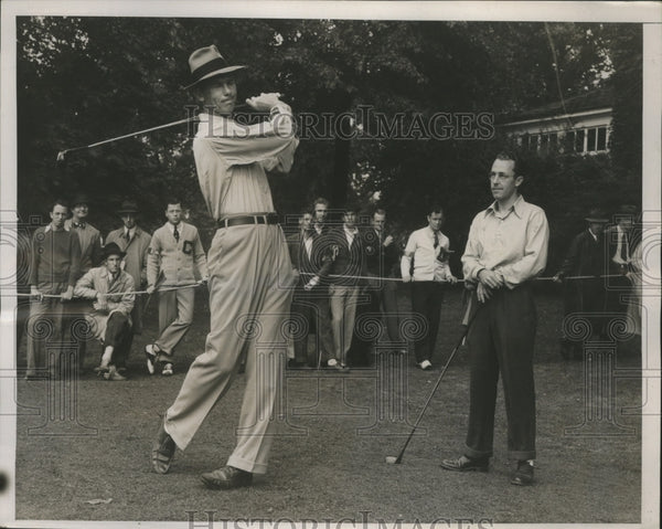 1938 Press Photo Golfer Ellsworth Vines tees off as Leonard Martin loo ...