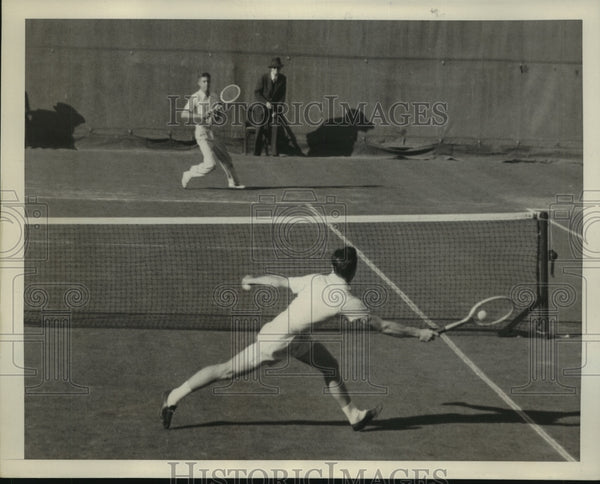 1939 Bobby Riggs makes a return to Welby Van Horn during match ...