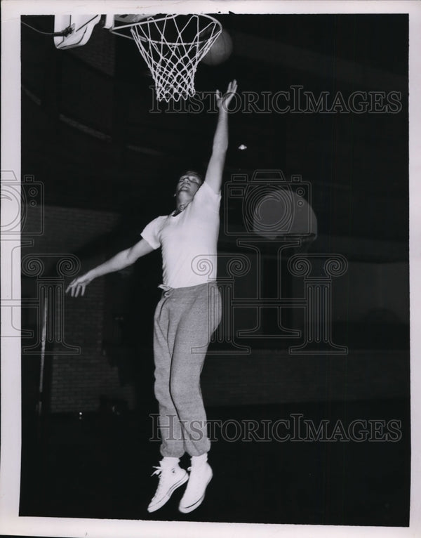 1957 Press Photo Cleveland Indians pitcher Herb Score plays basketball ...