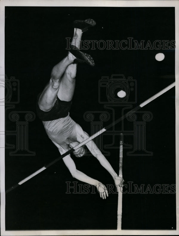1944 Press Photo Ensign Cornelius Warmerdam pole vaults at Chicago Rel ...