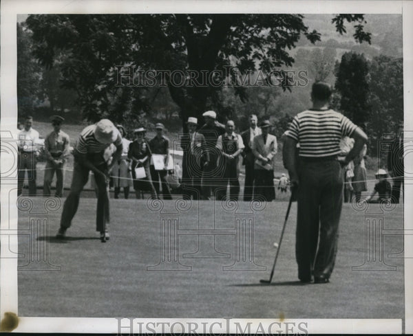 1939 Press Photo Paul runyan & another in a golf tournament on putting ...
