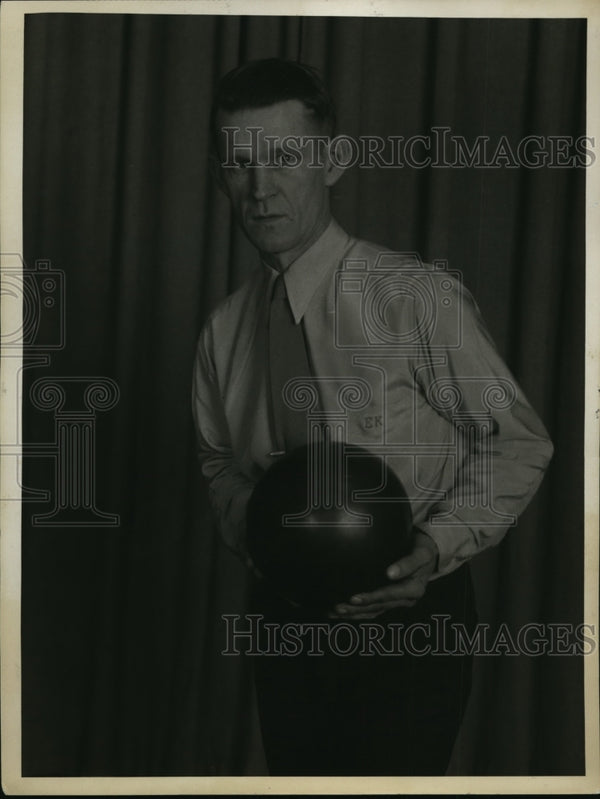 1936 Bowler Eddie Koepp demonstrates his technique - net27954 ...