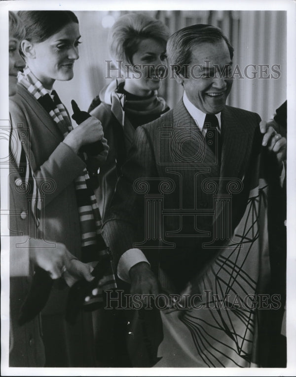 1970 Press Photo Jean Louis Designer Of Womens Clothes - Historic Images
