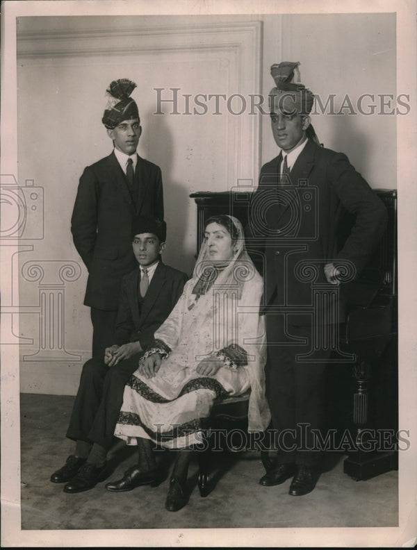 1922 Press Photo Princess Fatima of Afghanistan with 3 men beside her ...