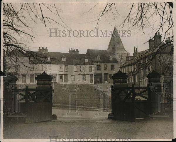 1932 Press Photo Old world village green of Westerham with clocktower ...