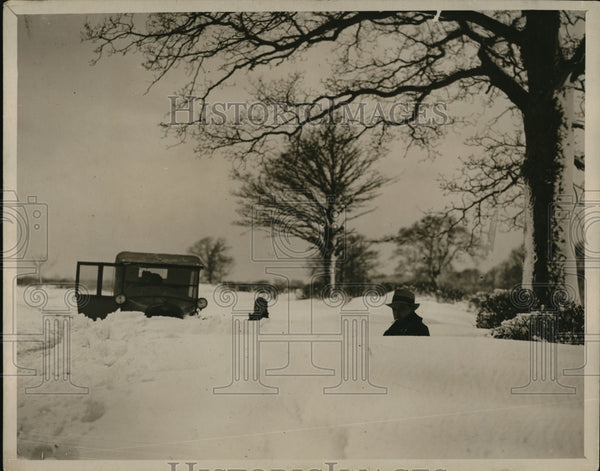 1928 Press Photo Car Almost Buried in Snow at Horsham Sussex During Bl ...