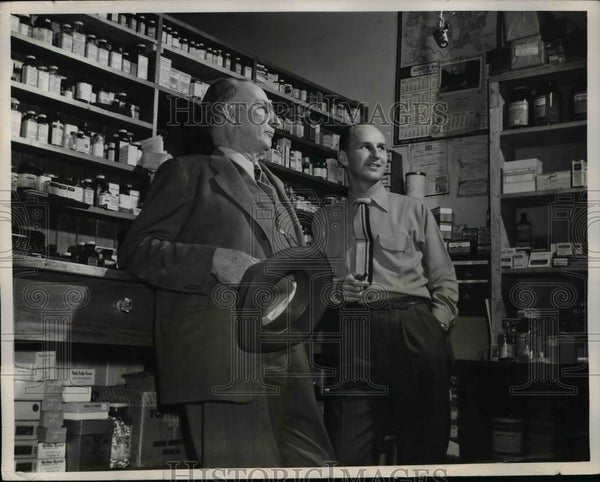 1949 Press Photo John Pressley's(right) Drug Store next to clinic ...