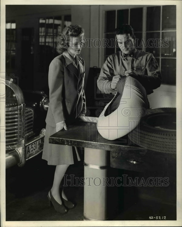 1942 Press Photo Firestone new tire inner tubes, Dorothy St Lawrence e ...