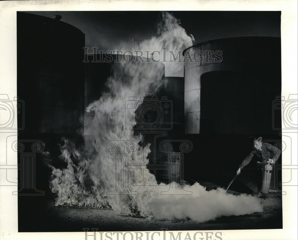 1941 Press Photo Walter Kidde and Co. Engineer Demo's New Fire Extingu ...