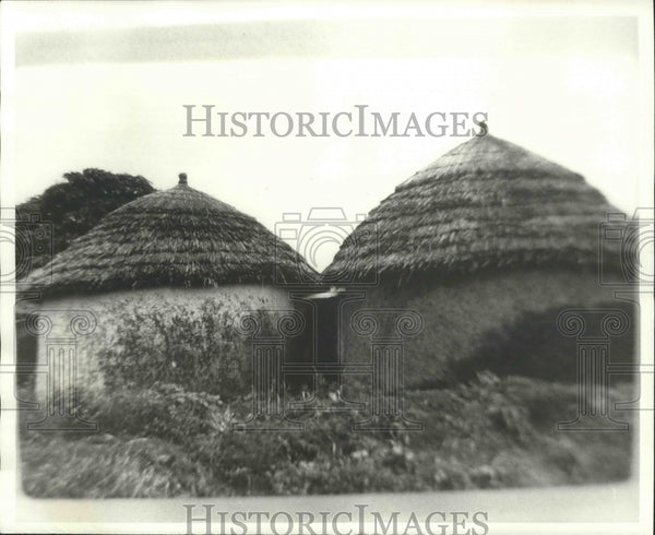 1977 African Scenes-Thatched African Huts - noa08744 - Historic Images