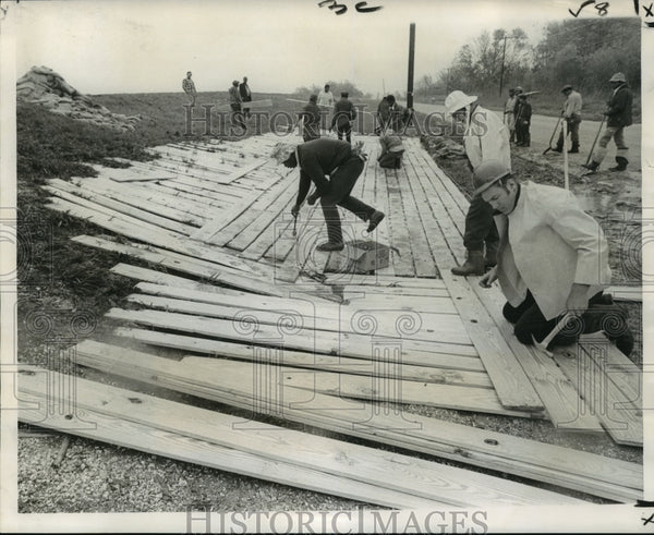 1973 Press Photo Bolstering the landside of the levee in Lower Algiers ...