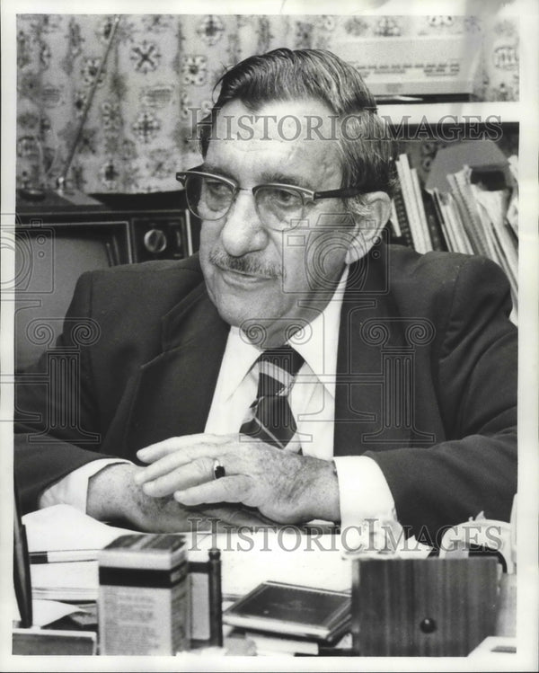 1977 Press Photo Dr. J.G. Arnold, Jr. - Historic Images