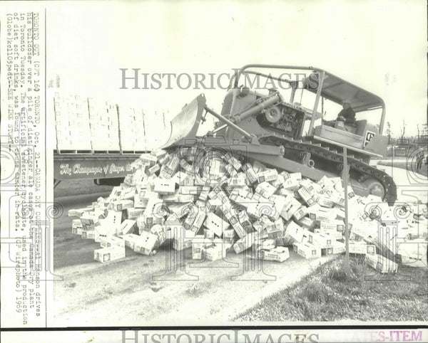 1969 Press Photo Al Hanson Drives Bulldozer Over Diet Ginger Ale at Ca ...