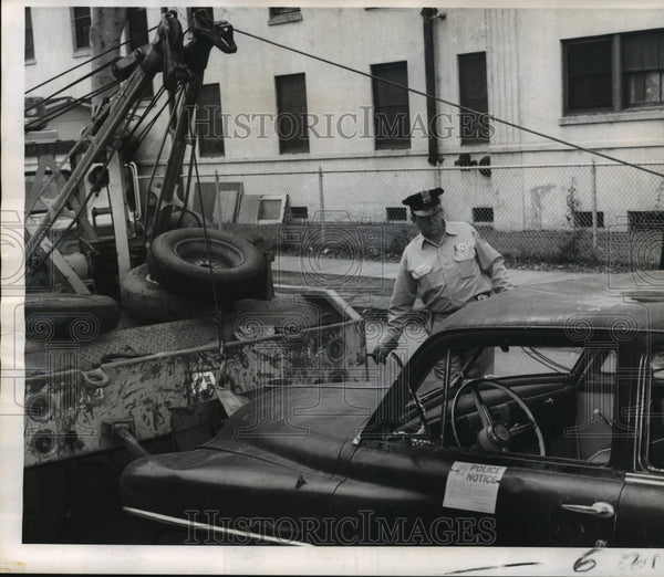 1969 Press Photo Mew Orleans' Ptn. Lawrence Elsensohn Tows Posted Auto ...