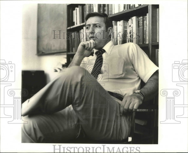 1977 Press Photo Loyola University - Dr. William Barnett, Public Admin ...