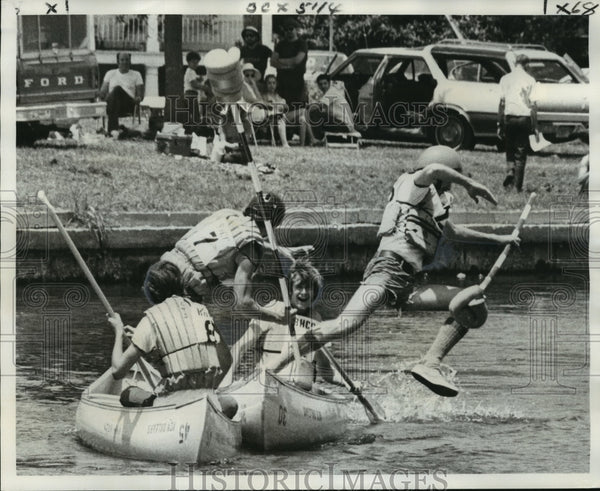 1975 Press Photo Great Paddle Race - Canoe Jousting on Bayou St. John ...
