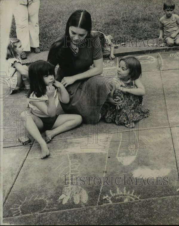 1975 Press Photo Robin Barker Advises Youngsters at Real Sidewalk Art ...