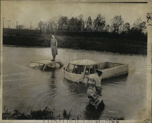 1964 Press Photo Mrs Frederick Bott awaiting rescue after car skidded ...