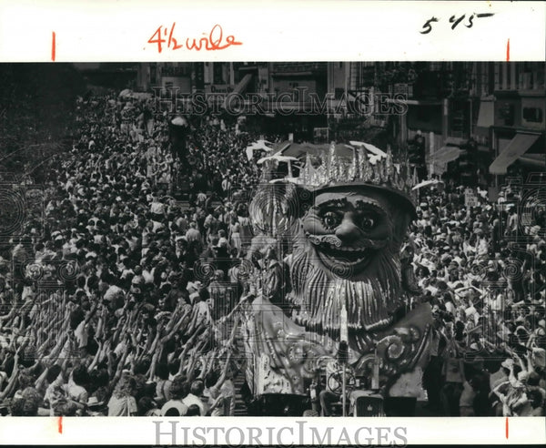 Parade float and parade watchers reaching for Mardi Gras beads ...
