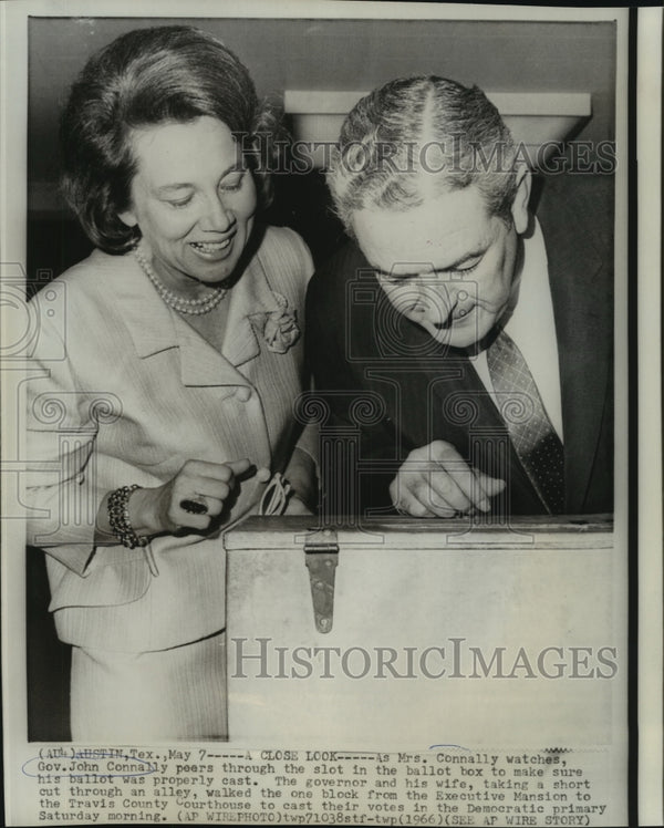 1966 Press Photo Mrs. Connally watches as John Connally peers into bal ...