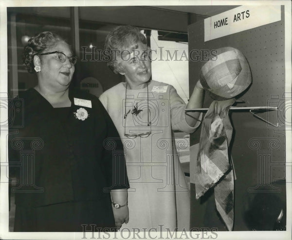 1968 Press Photo Y.W.C.A. Tour, Mrs Una Poche and Mrs. Prentice L. Cox ...