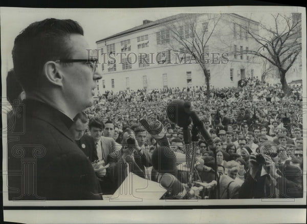 1967 Press Photo Reverend Curran at striking Catholic University stude ...