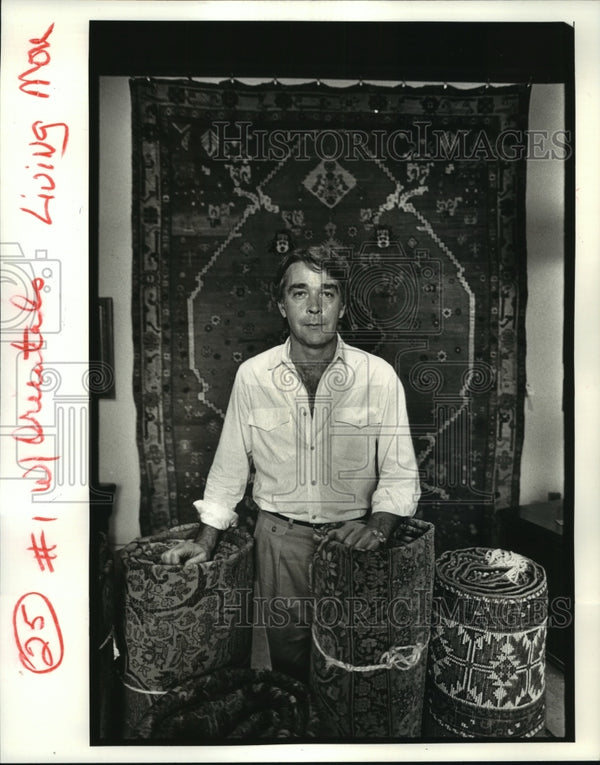 1985 Press Photo Stephen Croft with oriental rugs at his Chartres Stre ...