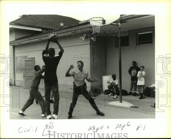 1995 Press Photo DARE Policeman Brian Gabriel plays ball with Lusher s ...