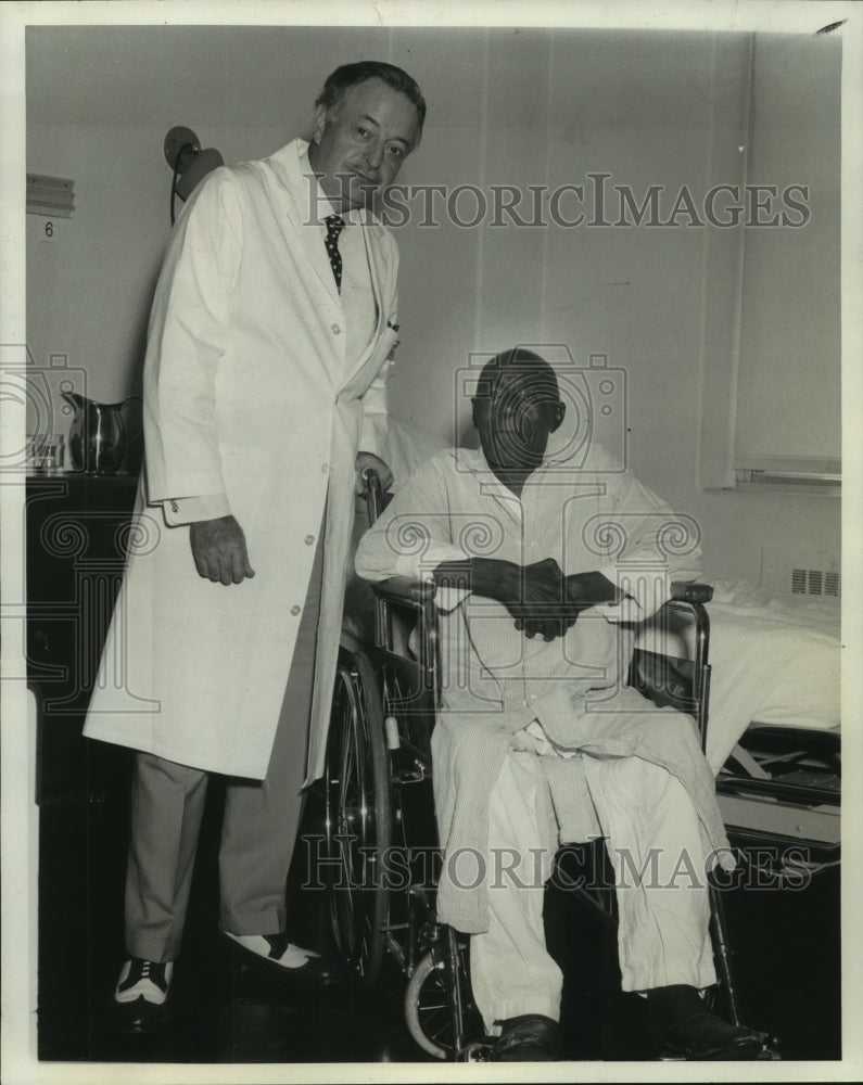 1969 Press Photo Dr. George Hobson, Joseph DeJean at the VA Hospital ...