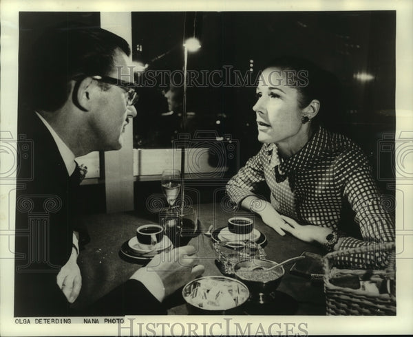 1966 Press Photo Olga Deterding jokingly proposes to Alan Whicker. - n ...