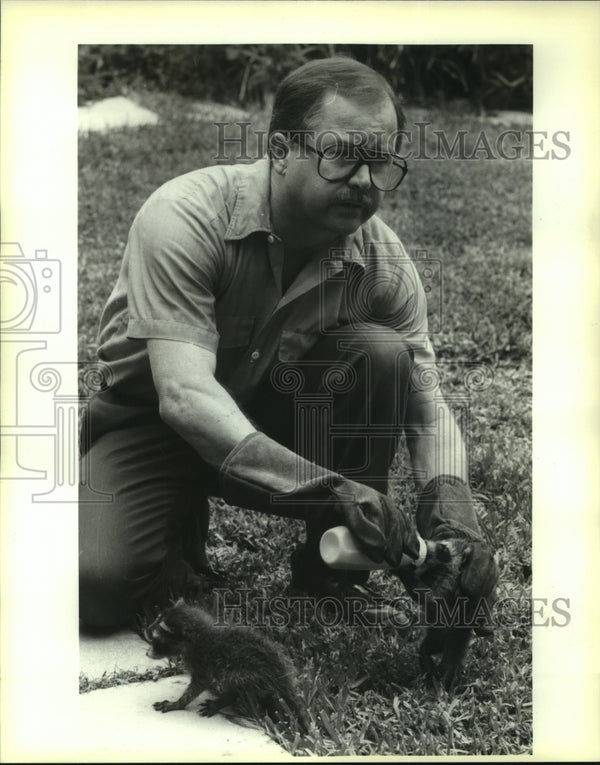 1991 "Trapper" Greg duTreil feeds raccoons in the Metairie area ...