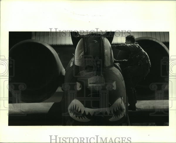 1986 England Air Force base fighter jet with shark teeth design ...