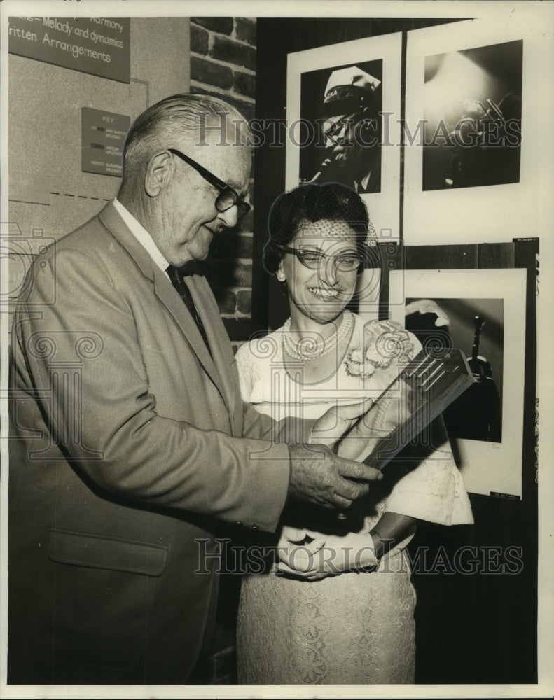 1968 Press Photo Warren Duncan receives a plaque from Mrs. Laurentine ...