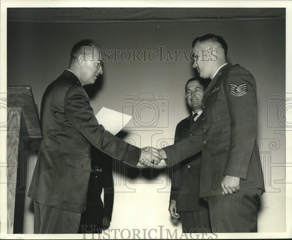 1961 Press Photo Tech Sgt. Edwards honored at monthly Commanders Call ...