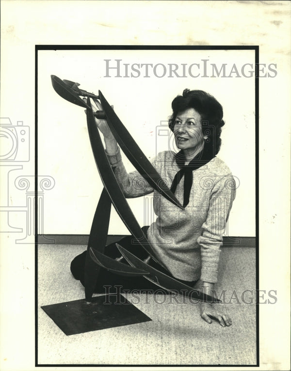 1982 Press Photo Sculptor Lin Emery with one of her works - nob04197 ...