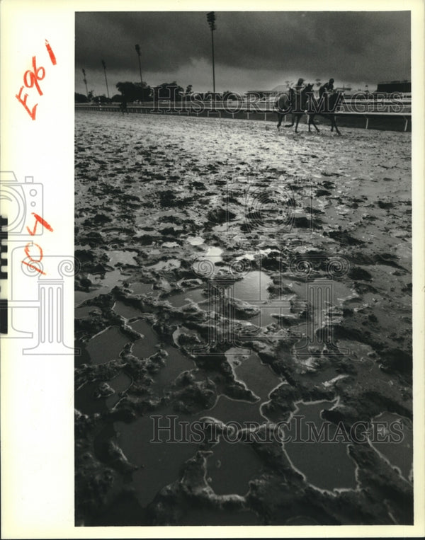 1988 Press Photo Fair Grounds dirt track turns contiguous puddle after ...