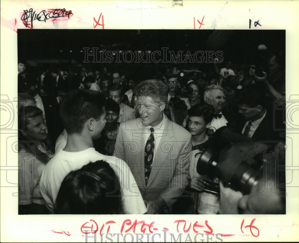 1992 Press Photo Bill Clinton speaking with his supporters - Historic ...