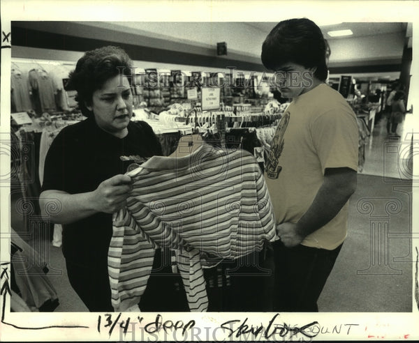 1985 Press Photo Kathleen Macaluso and son Patrick shop at Solo store ...