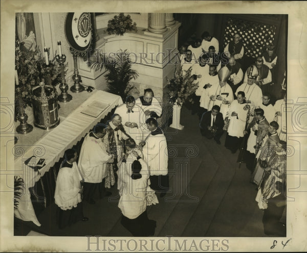 1965 Press Photo Archbishop John P. Cody, Pallium Investiture Ceremoni ...