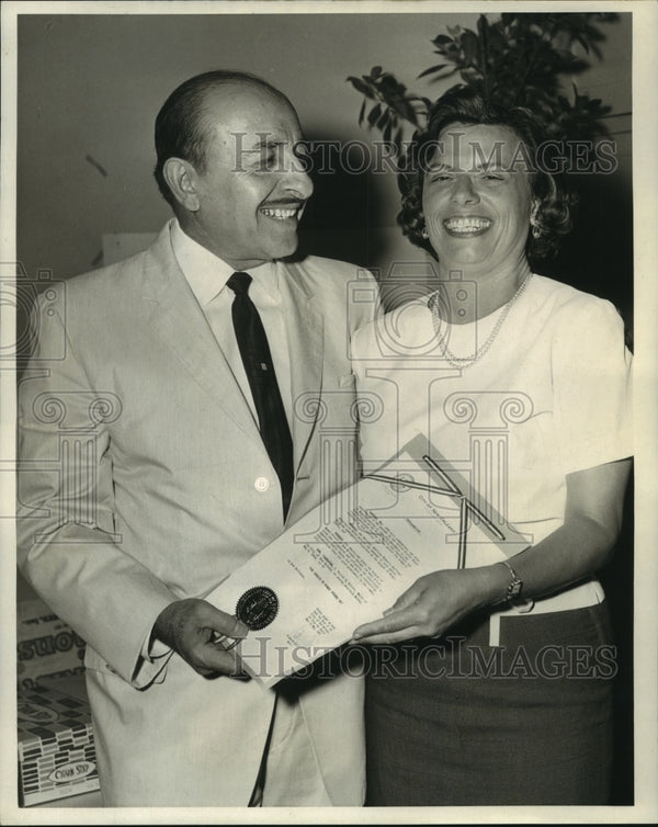 1964 Press Photo Mayor Victor Schiro presenting award to Mrs. H.S. Fin ...
