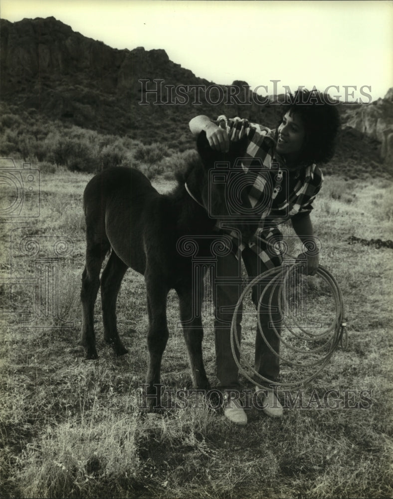 1987 Press Photo Hopey Fitzpatrick of 3-2-1 Contact about feral horses ...