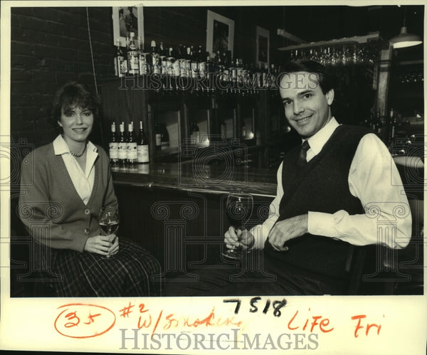 1984 Press Photo Eugenie and Tim Garrard at their wine bar Flagons Win ...