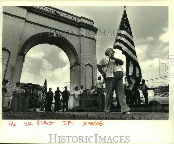 1987 Press Photo New Orleans - Vivian Bourgeois with Congress Flag on ...